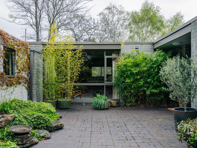 Revisited: Courtyard House by Bill Shugg | ArchitectureAu