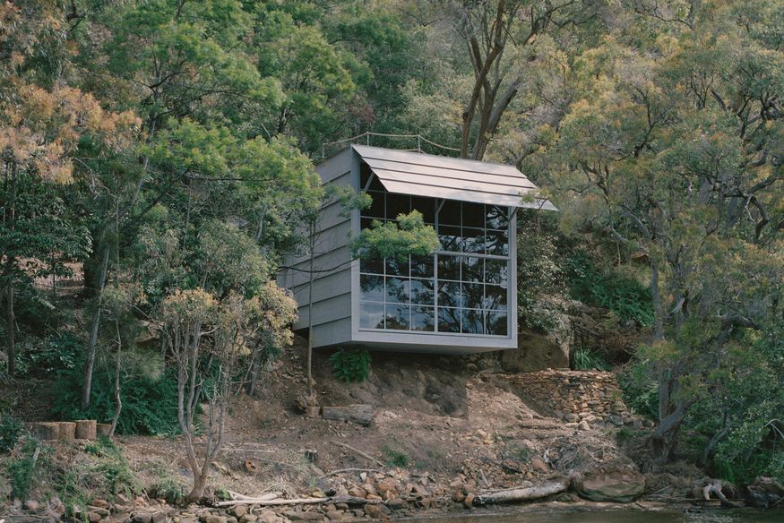An all-timber shack on a creek edge | ArchitectureAu