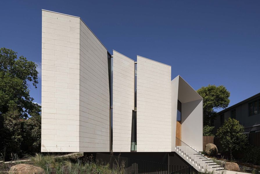 Language of carving: Limestone House | ArchitectureAu