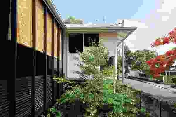 The lantern, the brick and the courtyard: Three Parts House ...