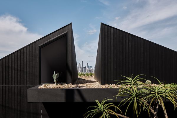 Vulcan Cladding dark timber weatherboards from Abodo Wood | ArchitectureAu