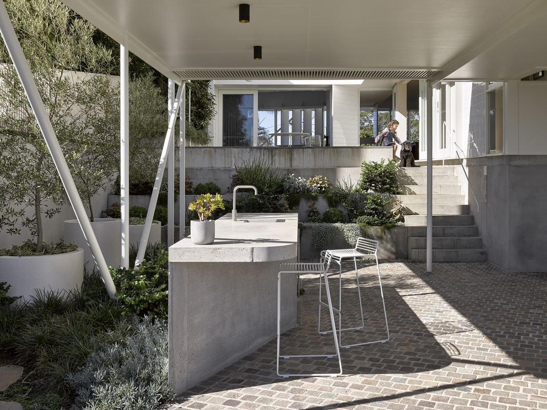 Garden centrepiece: Hillside House | ArchitectureAu