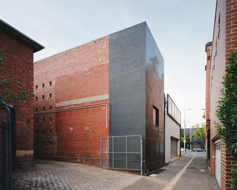 Moody and sophisticated: Elm Tree House | ArchitectureAu